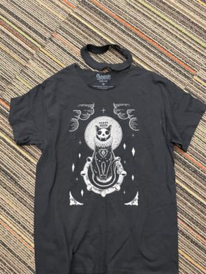 How to Style a T Shirt With a Baby Bump - The Inspo Spot